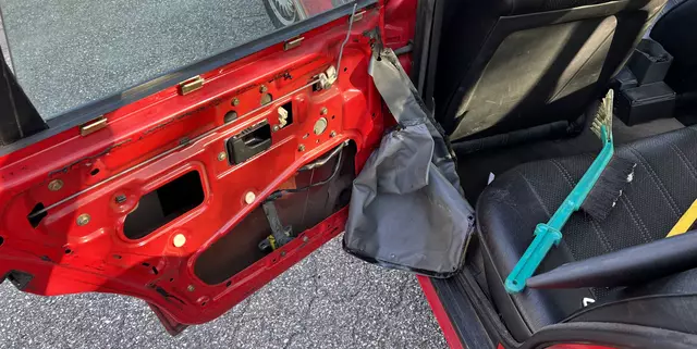 我的 E30 的車窗馬達壞了，所以我必須聰明點