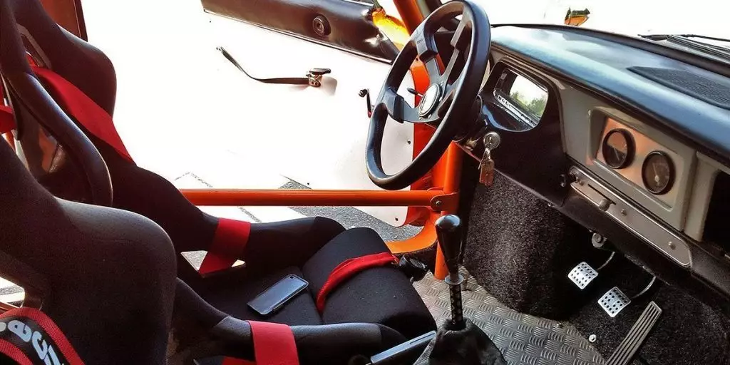 Interior del coche de carreras Tatra T603