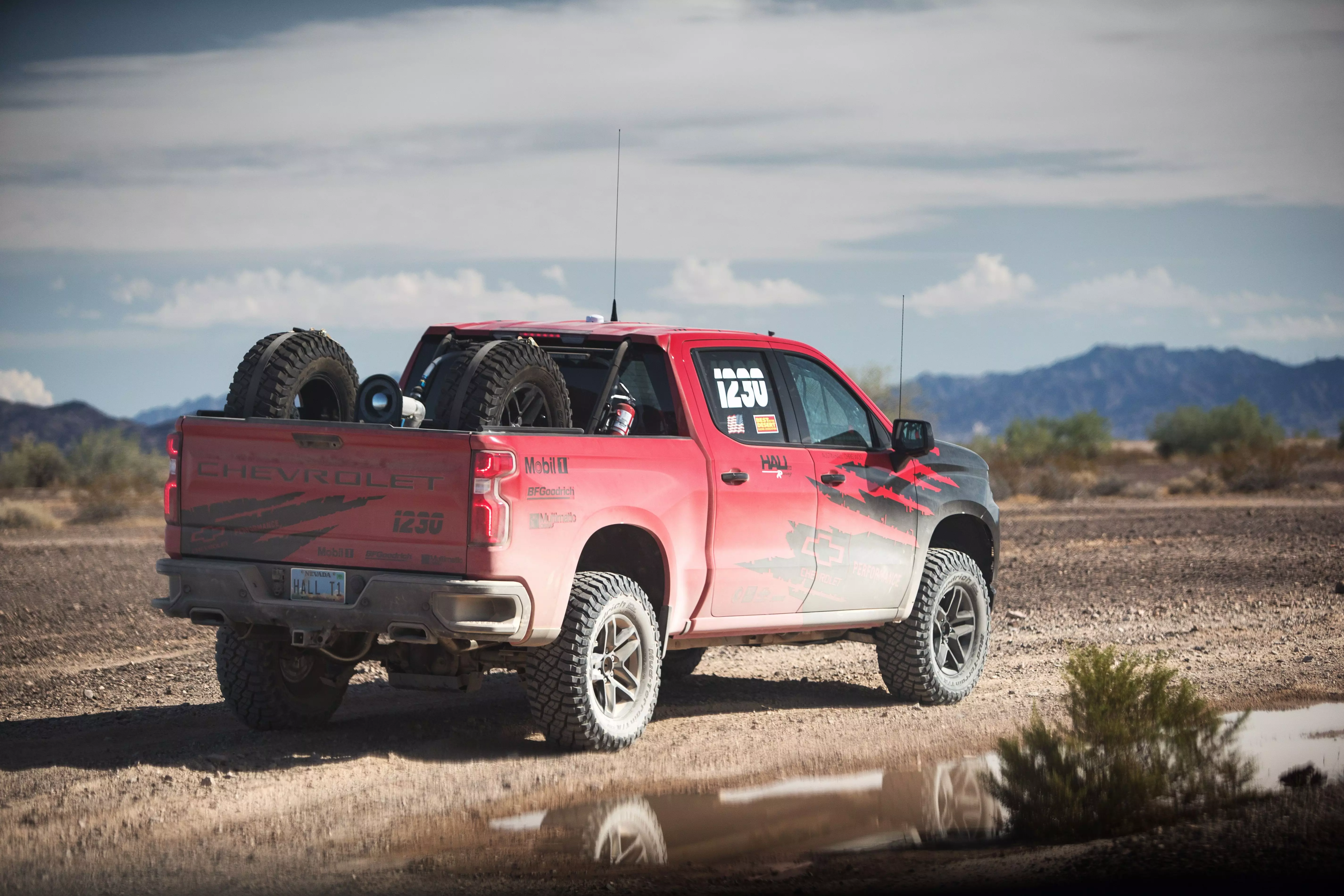 ang silverado race truck ay nag-debut noong ika-10 ng Oktubre sa laughlin desert classic