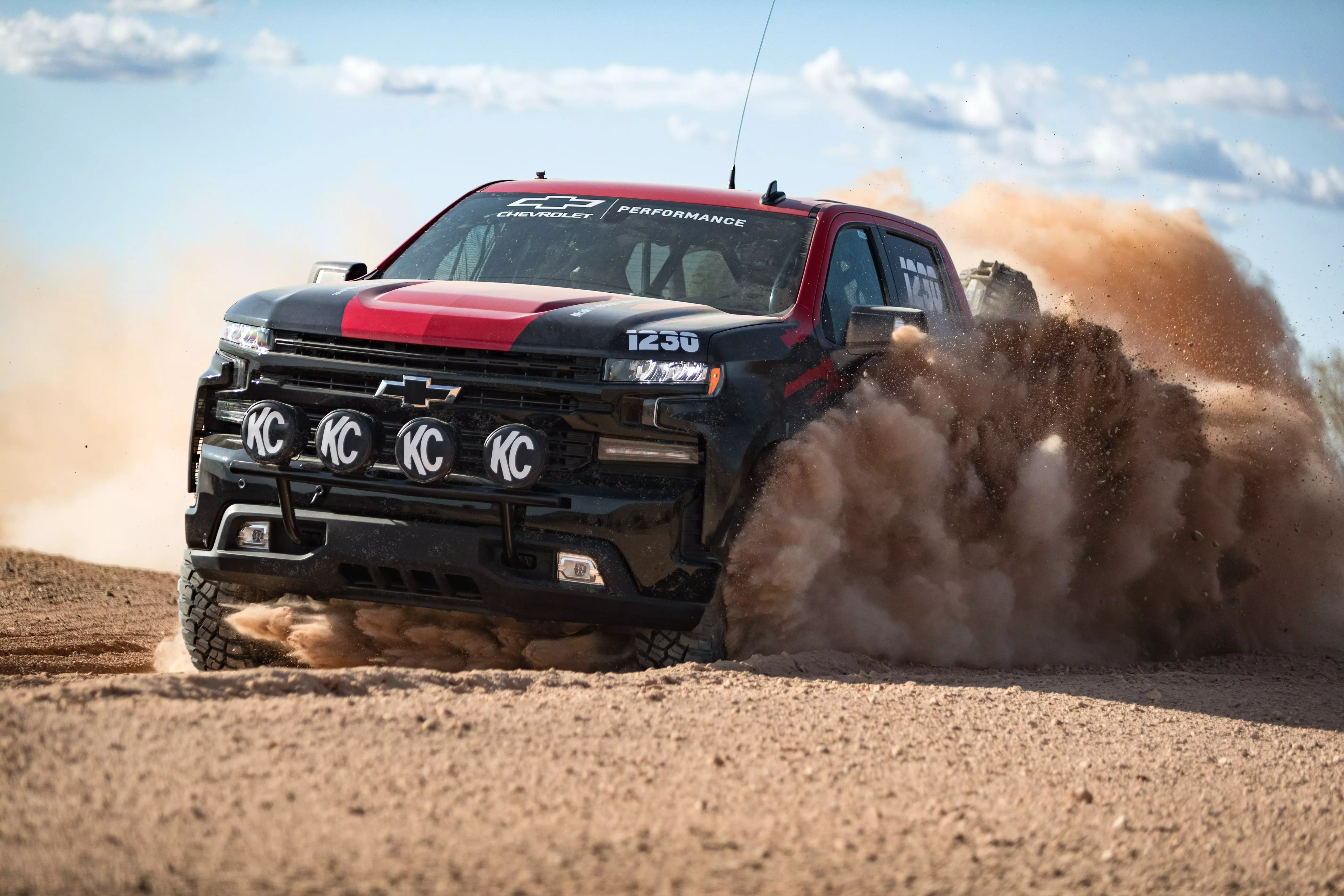 ang silverado race truck ay nag-debut noong ika-10 ng Oktubre sa laughlin desert classic