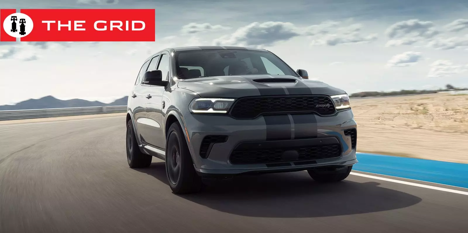 Dodge durango srt hellcat придвижуван од докажаниот 62-литарски мотор hemi hellcat v 8 со суперполнач, durango srt hellcat испорачува најдобра во класата 710 коњски сили и 645 lb ft вртежен момент, поврзан со стандарден вртежен момент од 8hp95 автоматски менувач со осум брзини.