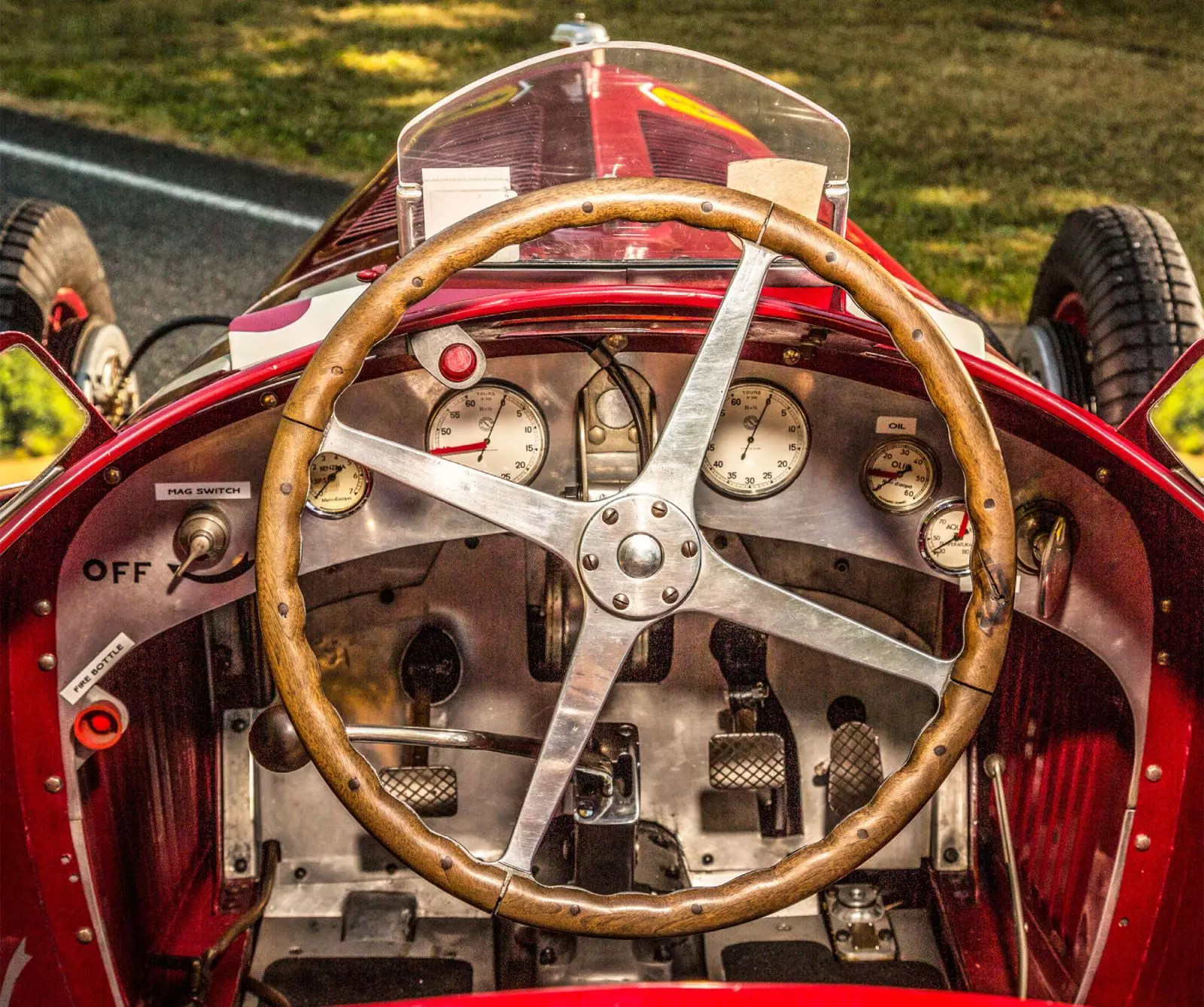 Vehículo de motor, Pieza de dirección, Volante, Pieza de automóvil, Sistema de rueda automotriz, Coche clásico, Habló, Clásico, Velocímetro, Coche antiguo,