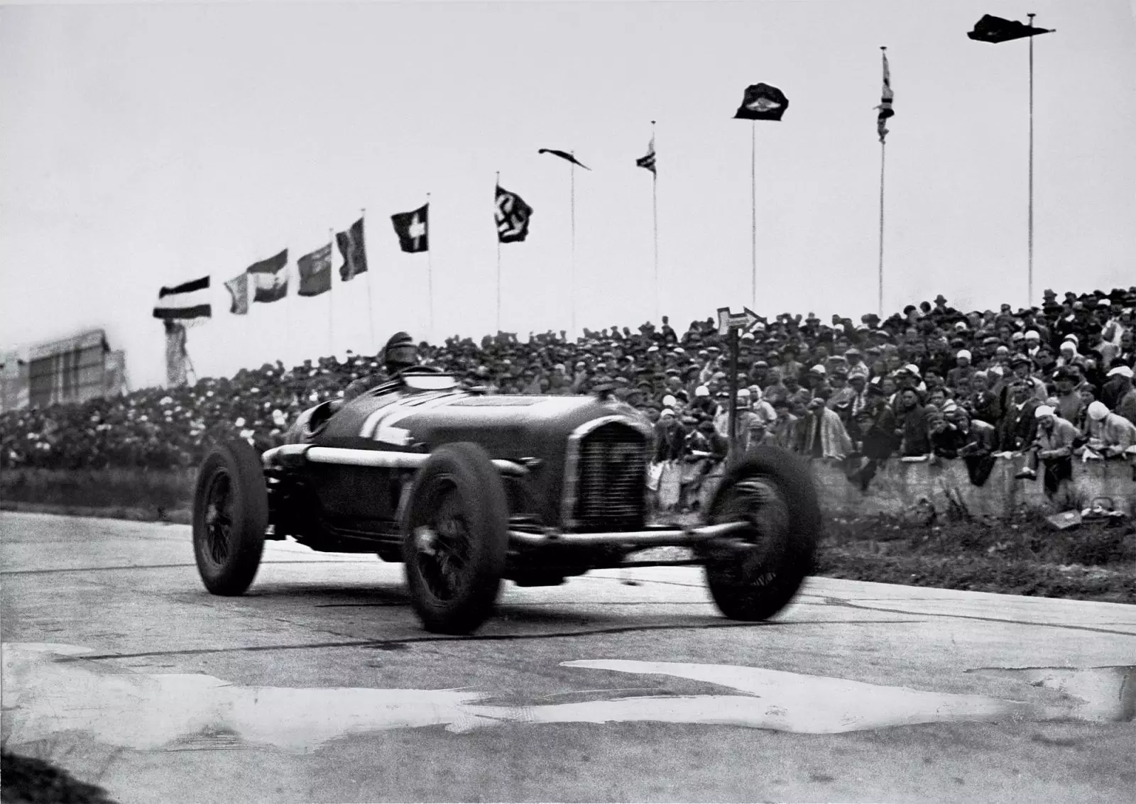 Neumático, Rueda, Neumático de automóvil, Diseño de automóvil, Coche de rueda abierta, Sistema de rueda de automóvil, Guardabarros, Banda de rodadura, Monocromo, Fotografía monocromática,