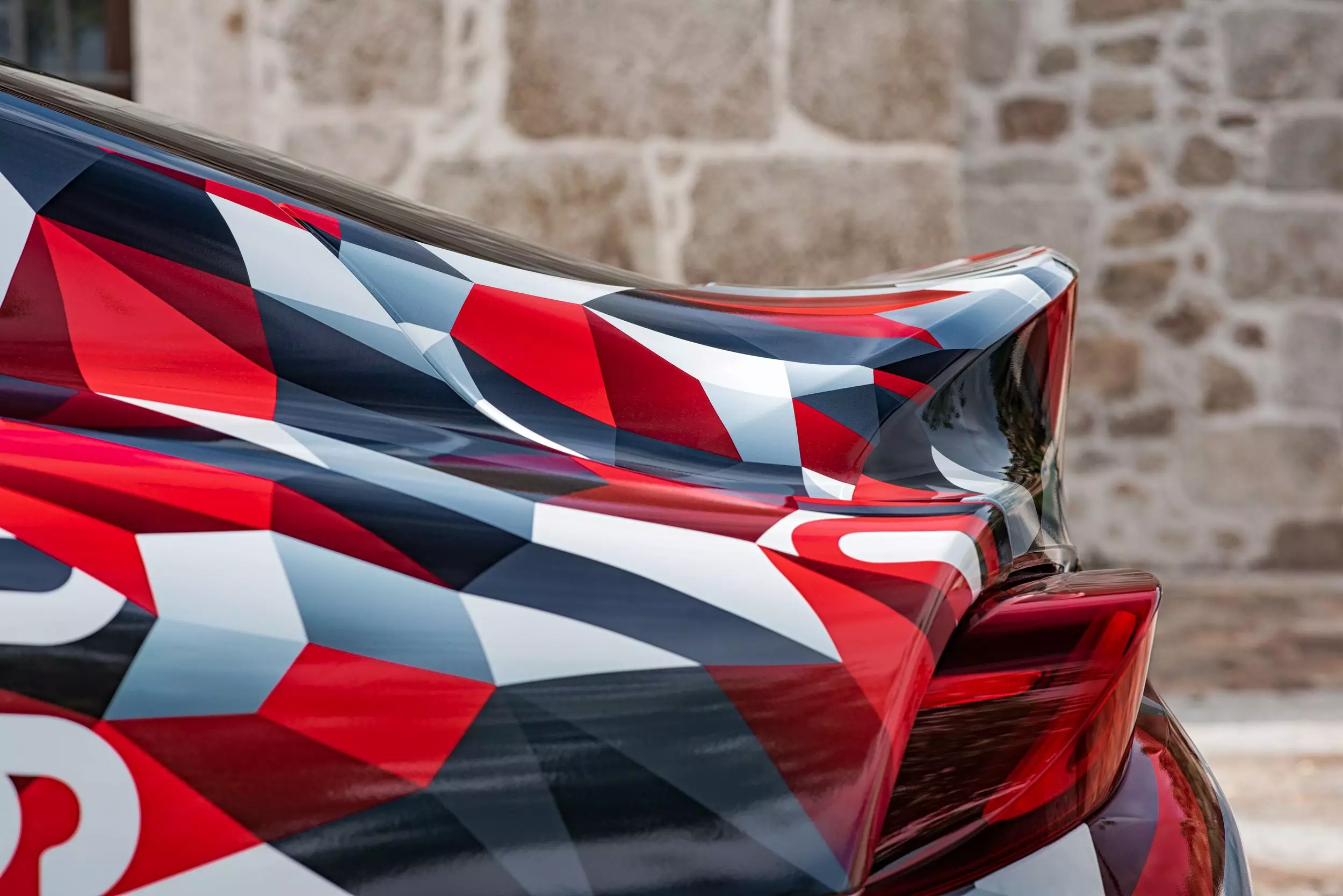 Flag, Red, Automotive design, Vehicle, Car, Flag of the United States, Aarin-iwọn ọkọ ayọkẹlẹ, Automotive ode, Hood,