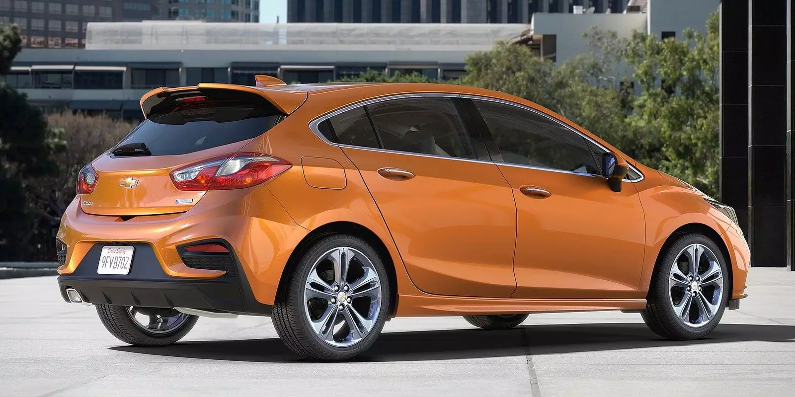 De Cruze, wärend e festen Auto, huet ni de Puls vun Autobegeeschterten erhéicht. Gutt, dat war de Fall bis Chevy eng flott nei Hatchback Versioun op der Detroit Auto Show gewisen huet. Op eemol schéngt e Bowtie-Droen Focus ST Fighter net ze wäit ewech. E Chevrolet Exekutiv sot, datt eng héich performant Versioun vum Cruze Hatchback eng Méiglechkeet ass. Et ass eng Méiglechkeet, déi mir hoffen, kënnt richteg, well et kann ni ze vill waarm Hatchbacks um Maart sinn.