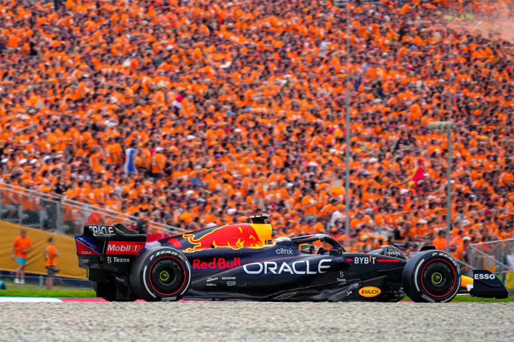 spielberg ប្រទេសអូទ្រីស ថ្ងៃទី 10 ខែកក្កដា max verstappen ប្រទេសហូឡង់ និងការប្រណាំងគោក្រហម អំឡុងពេលការប្រកួត F1 Grand Prix នៃប្រទេសអូទ្រីសនៅ Red Bull ring នៅថ្ងៃទី 10 ខែកក្កដា ឆ្នាំ 2022 នៅ spielberg ប្រទេសអូទ្រីស រូបថតដោយ josef bollweinsepamedia Getty Images