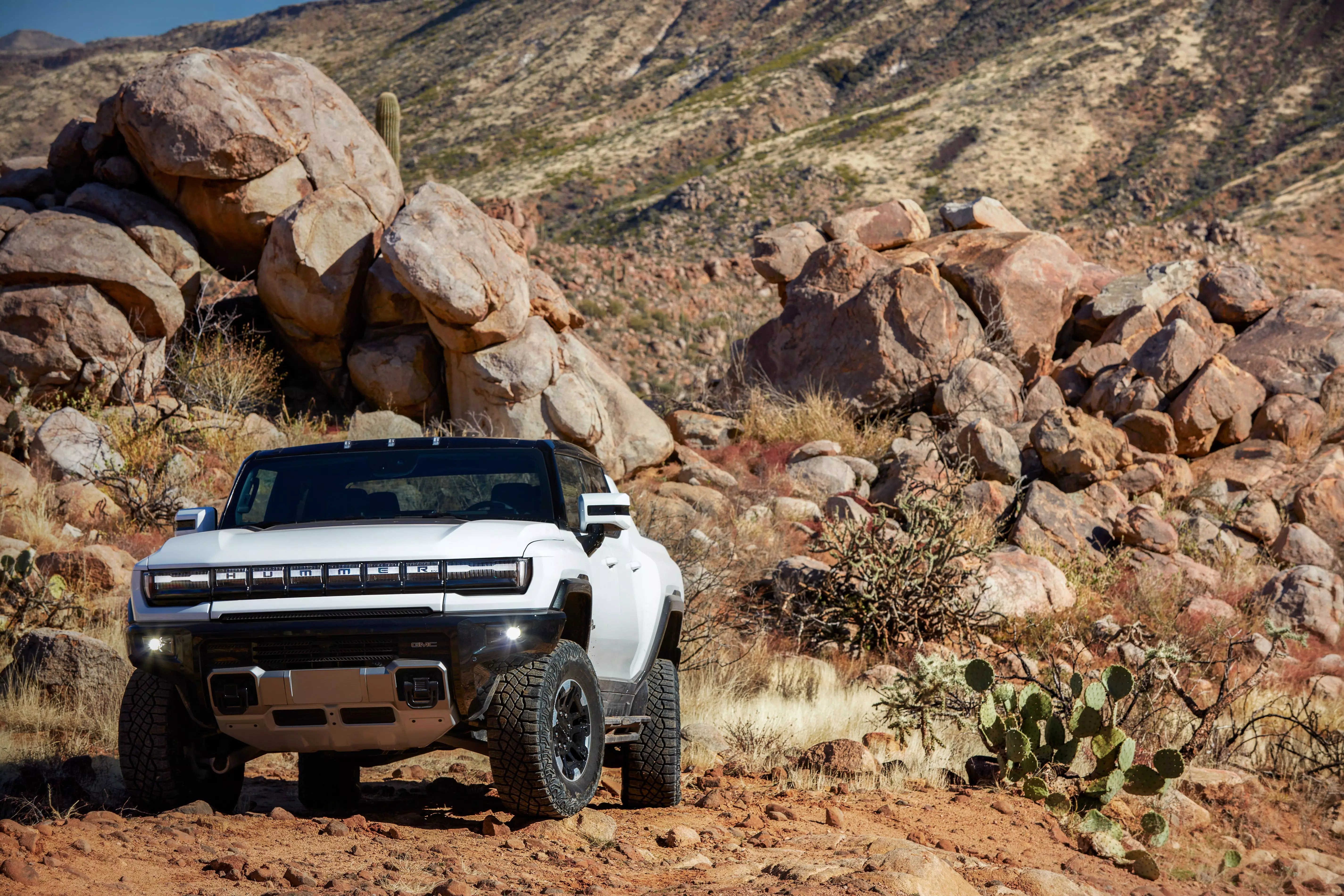 2022 gmc hummer ev pickup inkluderer kjøremoduskontroll med fem standardmoduser normal, off road, terreng, towhaul og en sjåfør som kan konfigureres min modus