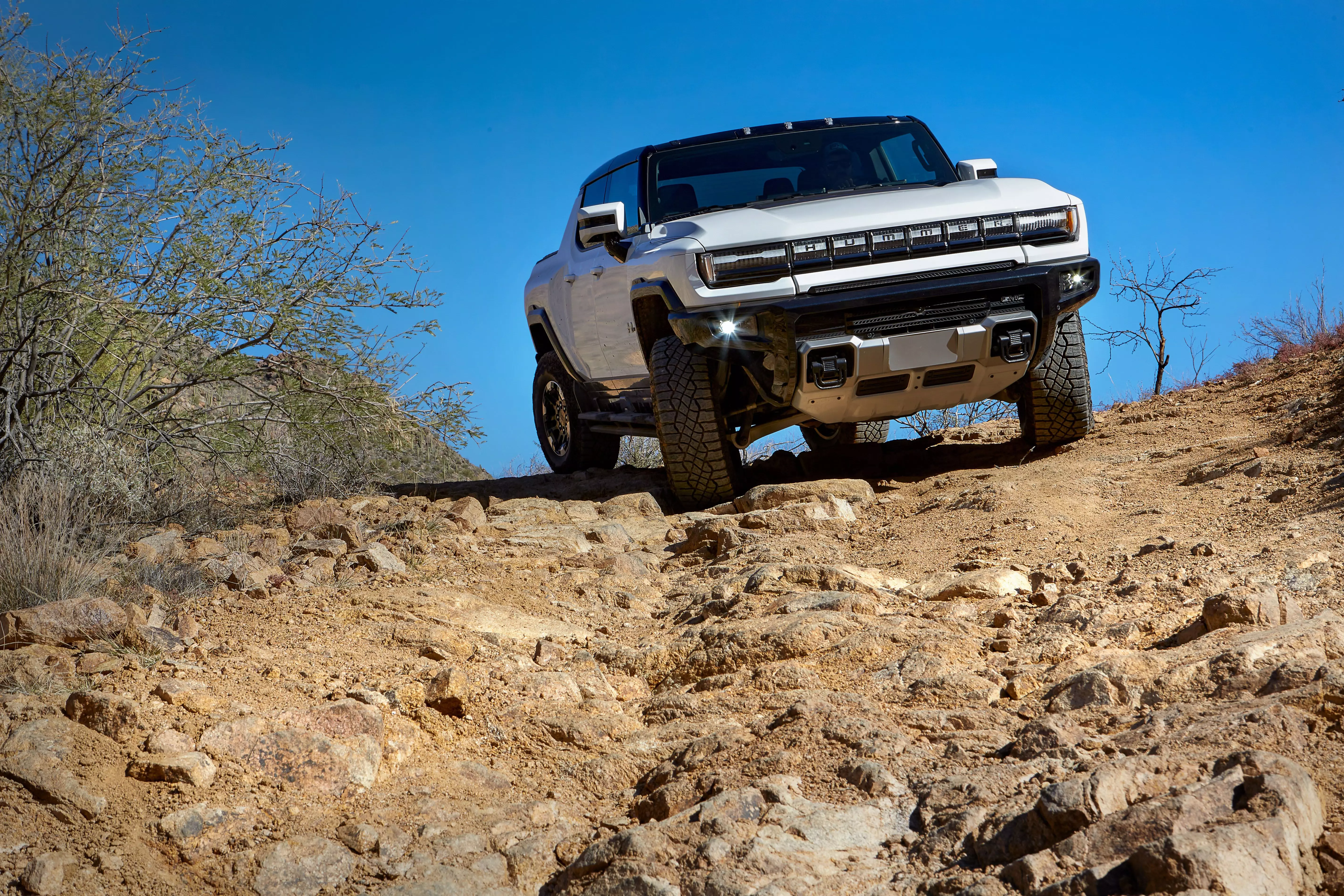 na may aktibong terrain mode, ang system ay nagbibigay ng 2022 gmc hummer ev pickup ng dalawang braking calibration isa para sa dalawang paa sa pagmamaneho at isa pa para sa isang pedal driving control