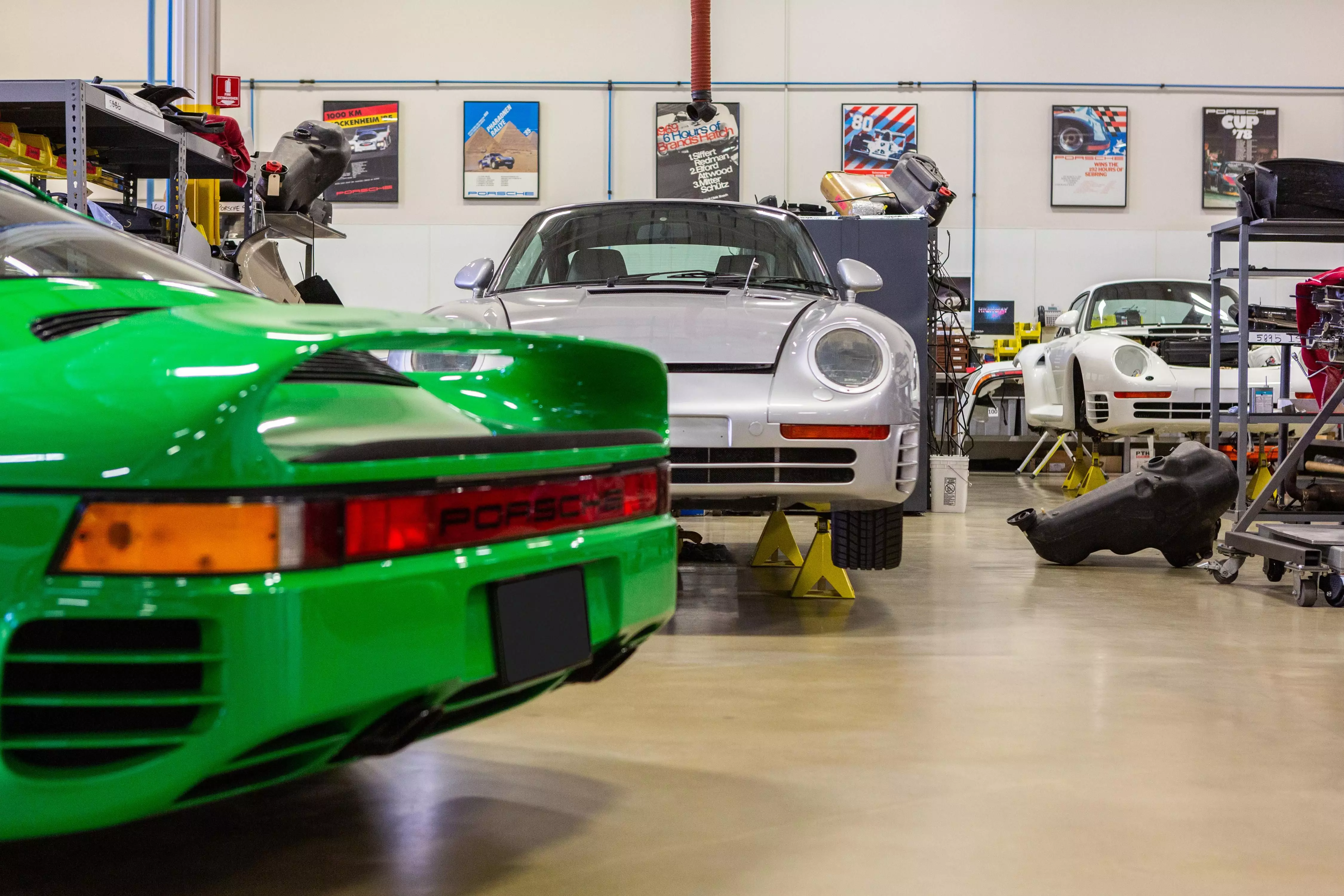 Bruce Canepa veikals netālu no Santakrusas, Kalifornija, strādā pie Porsche 959