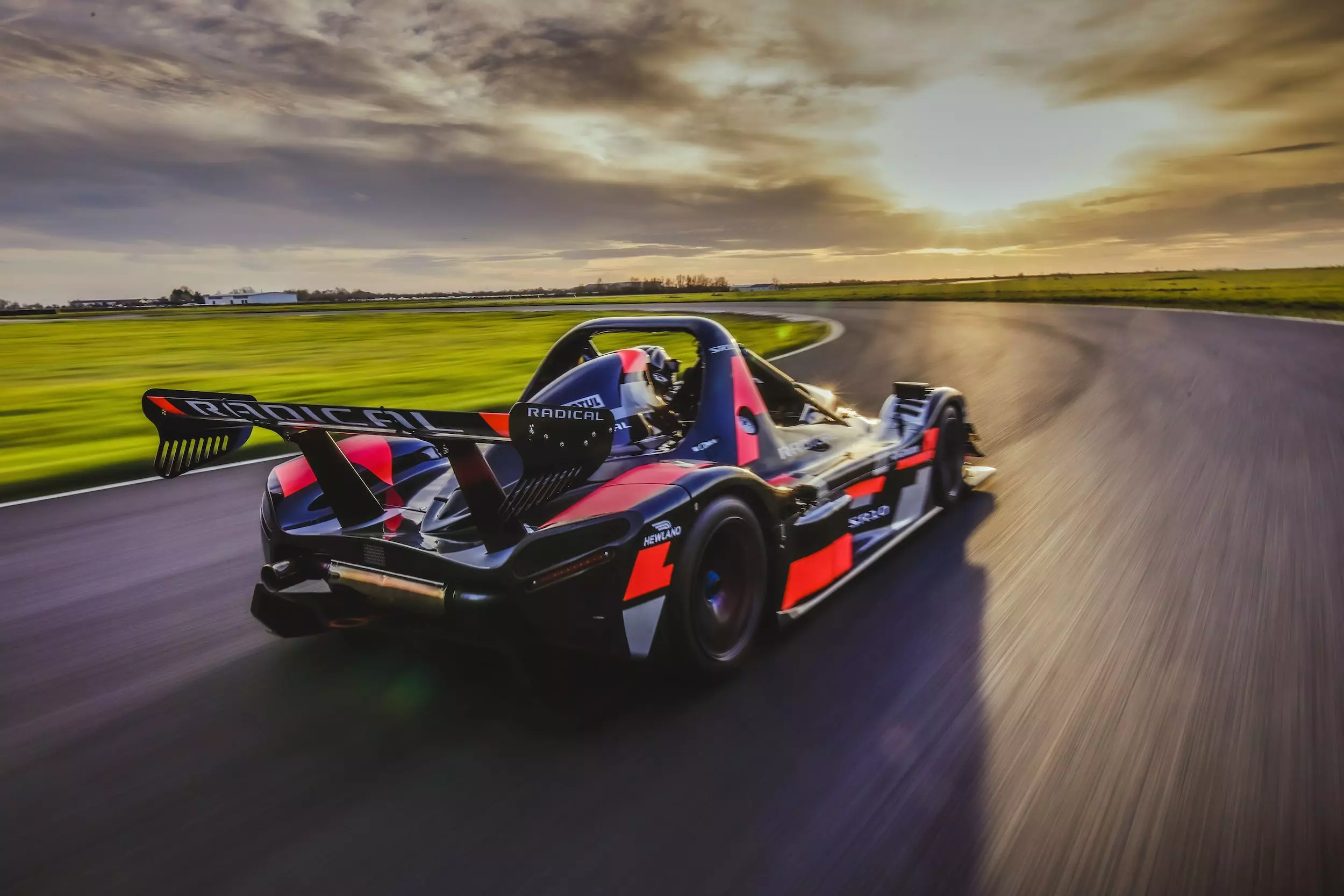 2021 radical sr10 trkaći automobil na stazi pregled izrade automobila prve vožnje