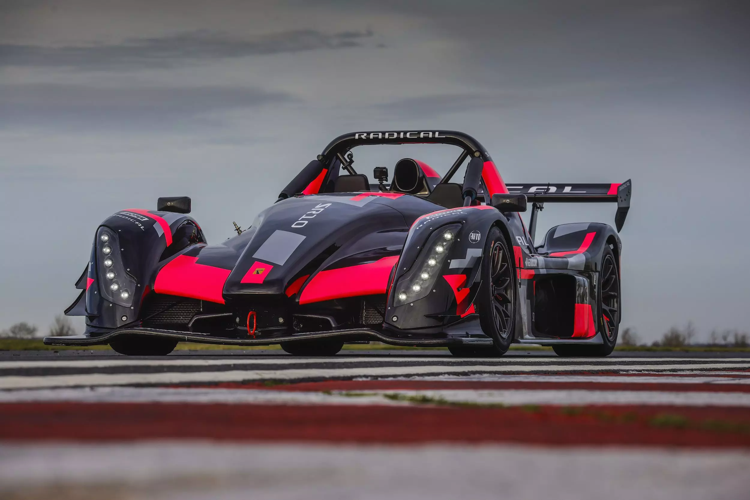 2021 radical sr10 trkaći automobil na stazi pregled izrade automobila prve vožnje