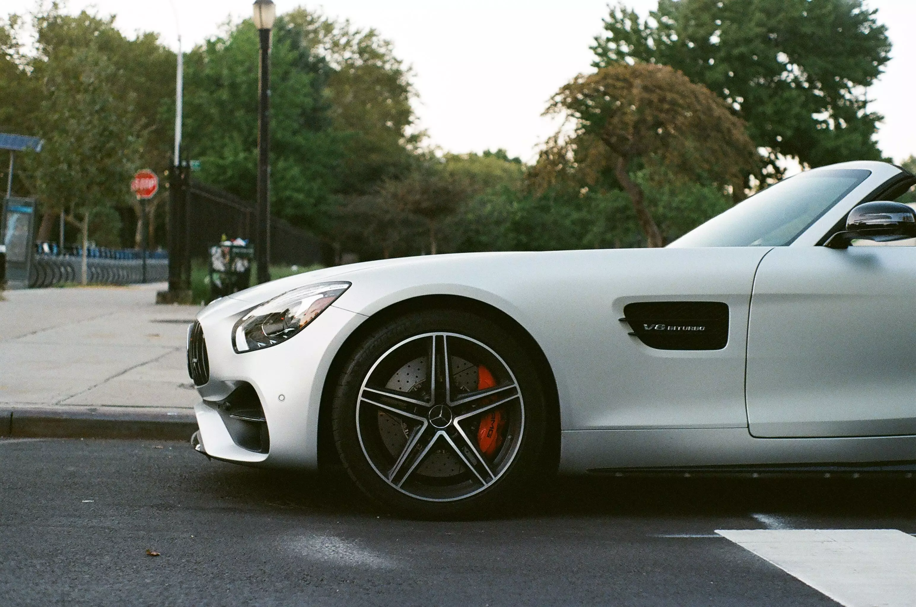 Наземное транспортное средство, Транспортное средство, Автомобиль, Белый, Mercedes-benz sls amg, Автомобильный дизайн, Высокопроизводительная машина, Спортивная машина, Колесо, Литые диски,