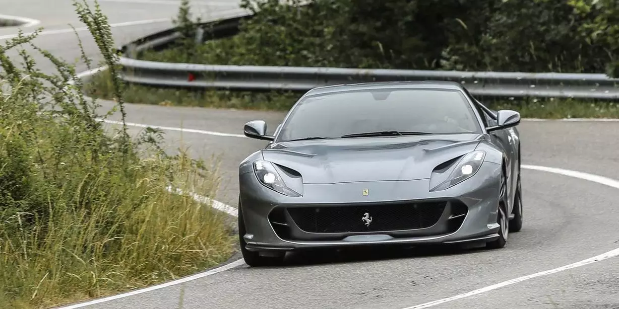 Ferrari 812 Süper Hızlı