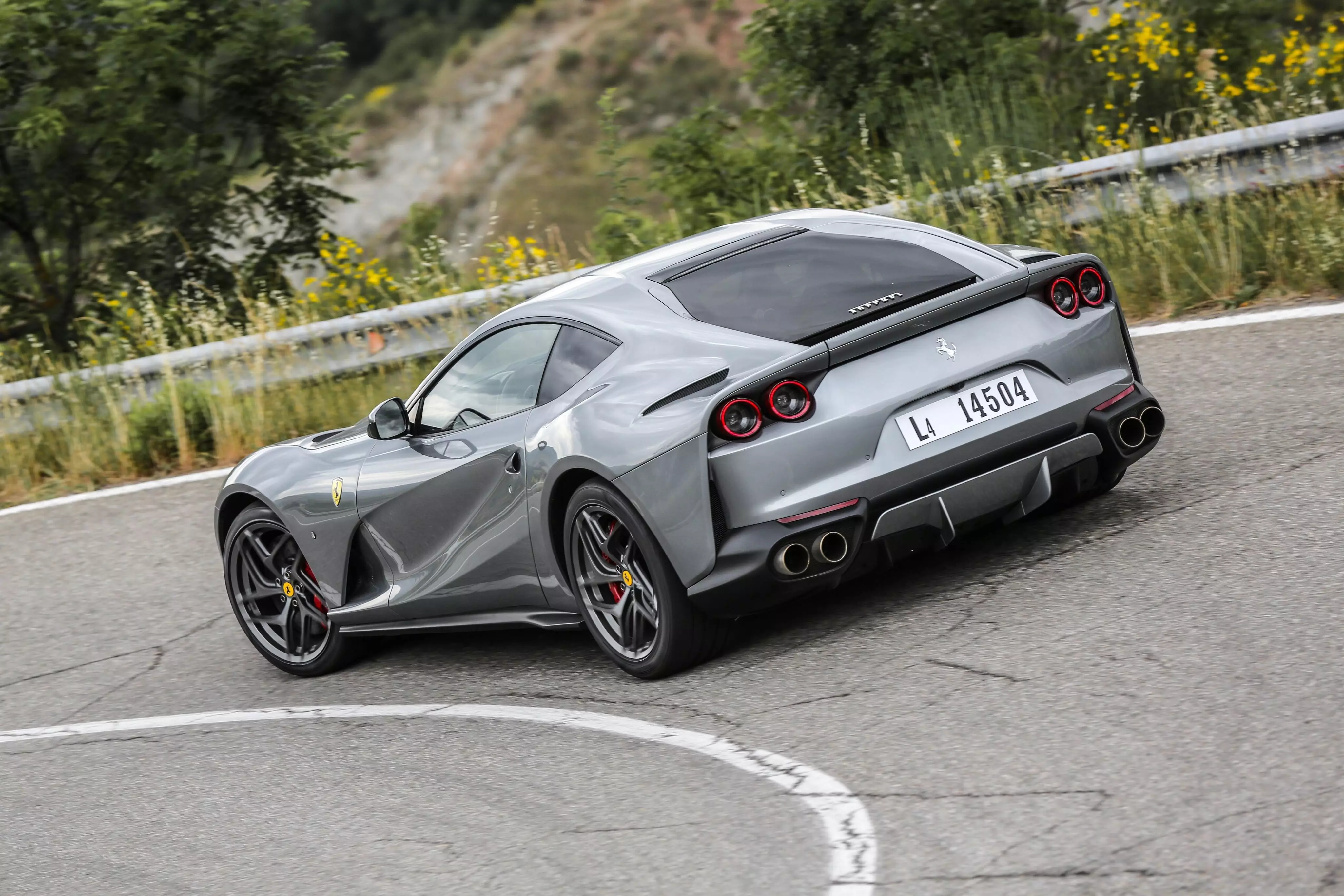 Ferrari 812 Süper Hızlı