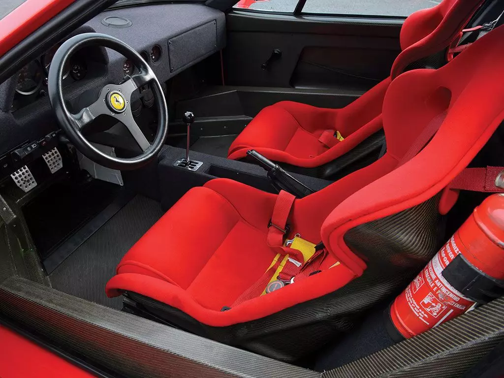 Vehículo de motor, Vehículo, Pieza de dirección, Diseño automotriz, Rojo, Volante, Puerta del vehículo, Asiento de automóvil, Carmín, Funda de asiento de automóvil,