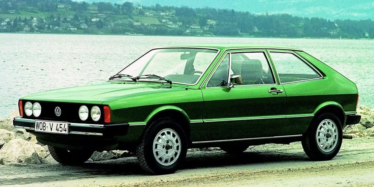 Pozemní vozidlo, Vozidlo, Auto, Klasický vůz, Automobilový design, Kupé, Sedan, Rodinný vůz, Automobilový exteriér, Závod,