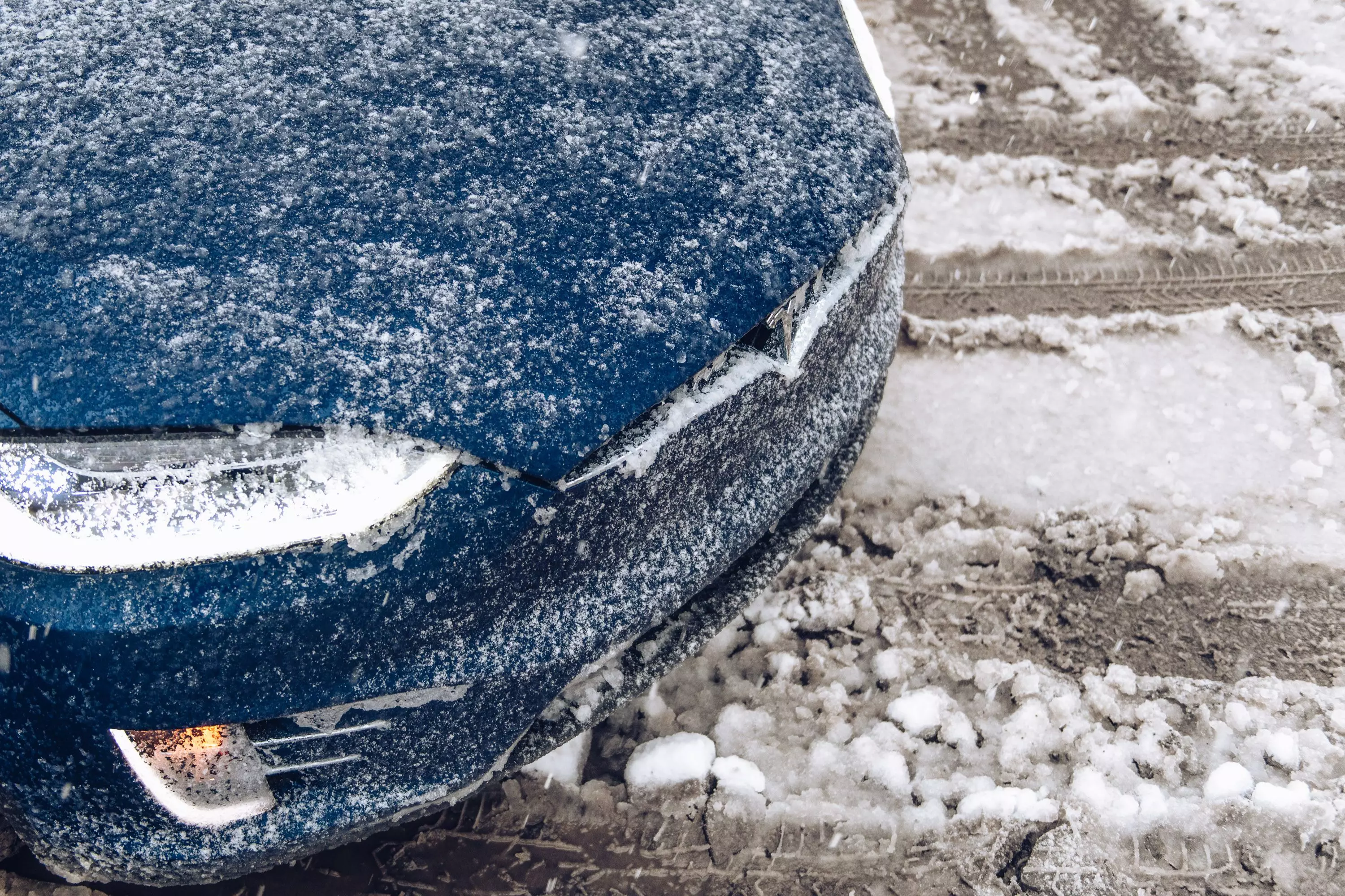 Véhicule, Extérieur automobile, Véhicule de luxe, Porte du véhicule, Neige, Hiver, Voiture, Pare-chocs, Hotte, Gel,