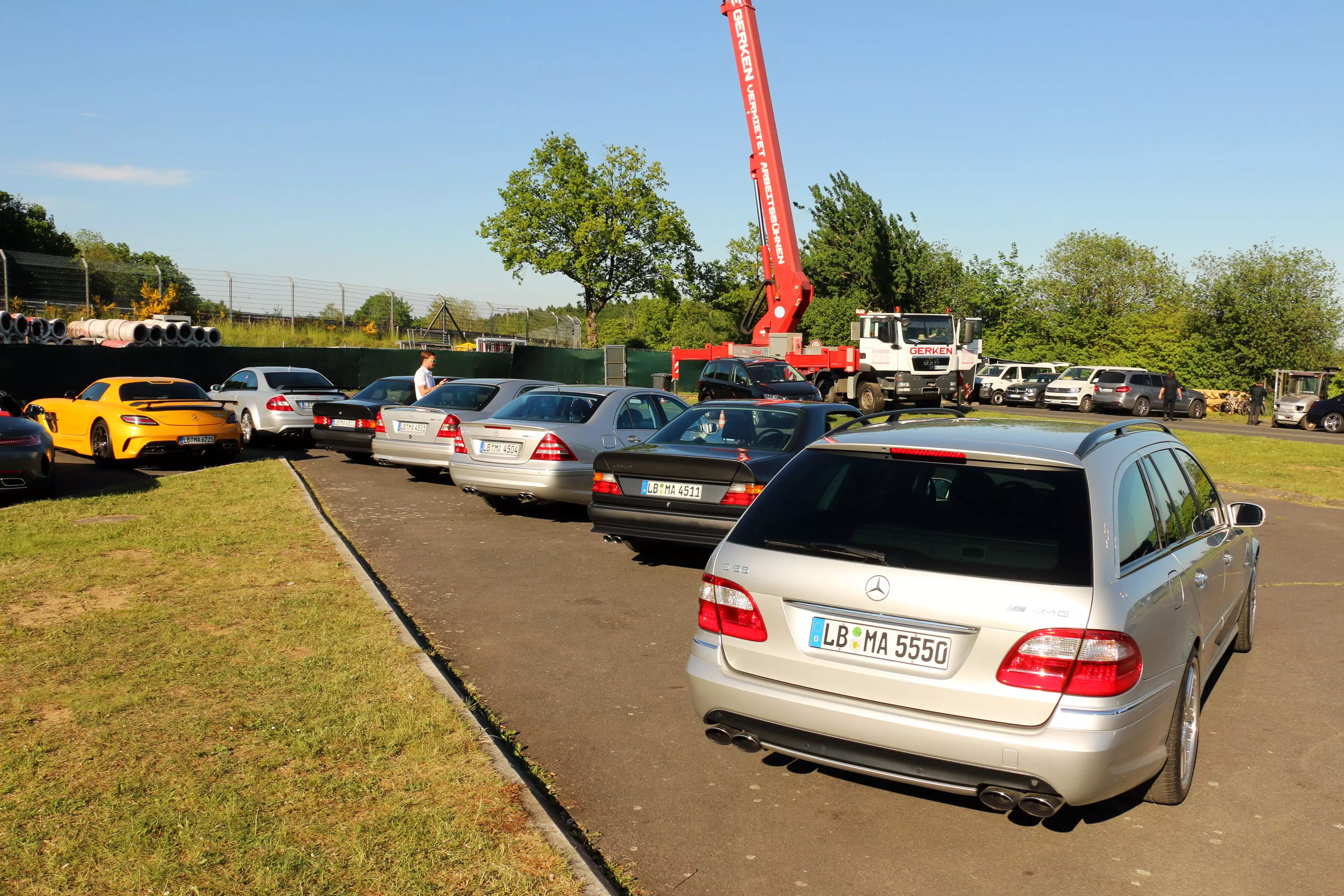 Mehāniskais transportlīdzeklis, Riteņi, Automobiļu aizmugurējie un bremžu lukturi, Transporta veids, Sauszemes transportlīdzeklis, Transportlīdzeklis, Automobiļu stāvgaisma, Transportlīdzekļa numura zīme, Automašīnas ārpuse, Auto,