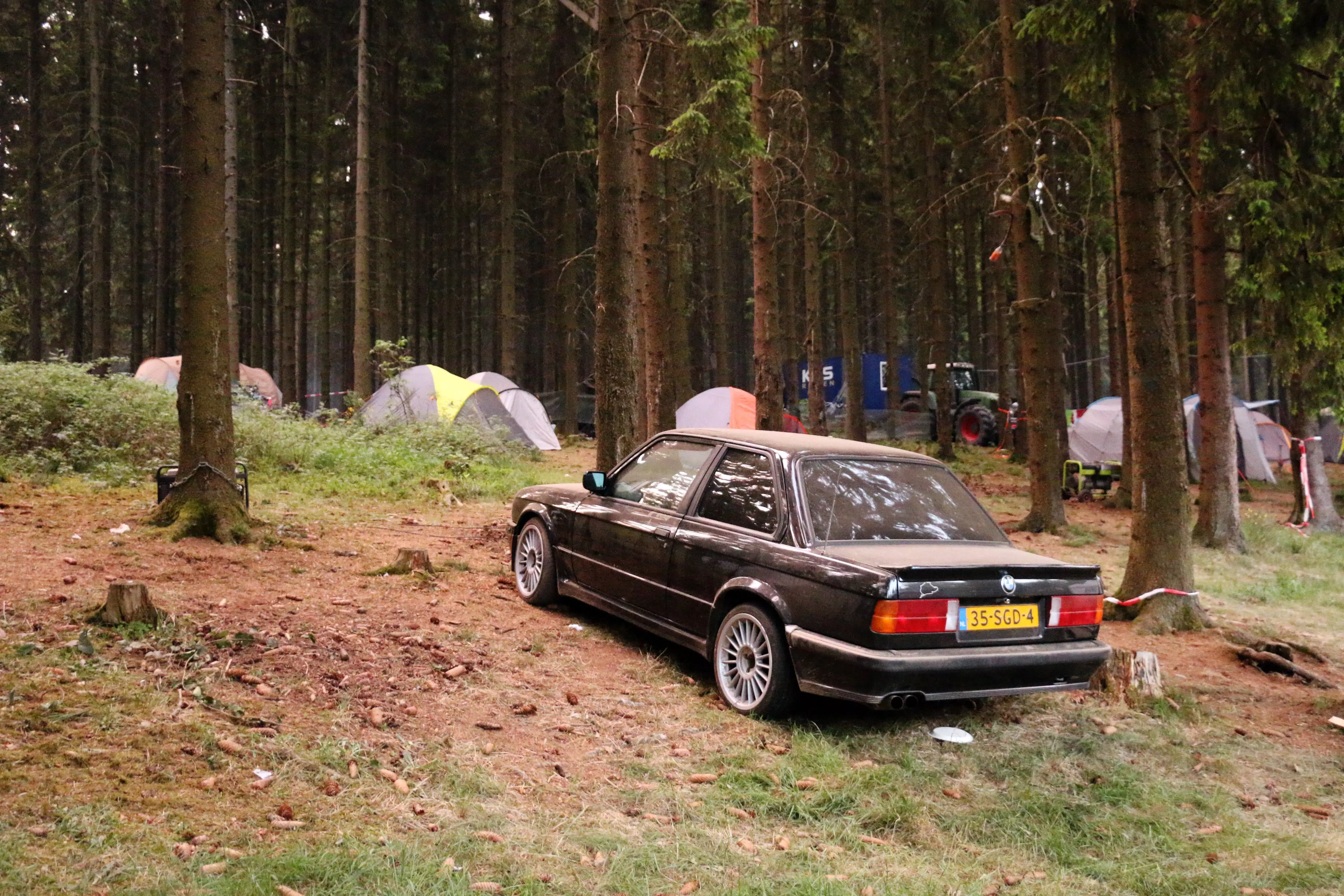 Pozemní vozidlo, Vozidlo, Auto, Rallye pravidelnosti, Osobní luxusní vůz, Sedan, Automobilový exteriér, Bmw, Kupé, Strom,