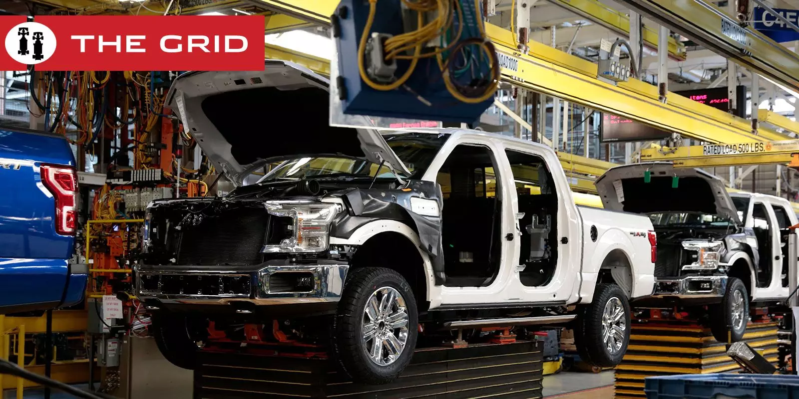 cette photo montre des camions ford 2018 et 2019 f 150 sur la chaîne de montage du complexe rouge de la ford motor company le 27 septembre 2018 à dearborn, le complexe rouge de la michigan ford motor company est le seul de l'histoire américaine à fabriquer des véhicules, notamment des navires, des tracteurs et voitures non-stop depuis 100 ans photo de jeff kowalsky crédit photo afp devrait se lire jeff kowalskyafp via getty images