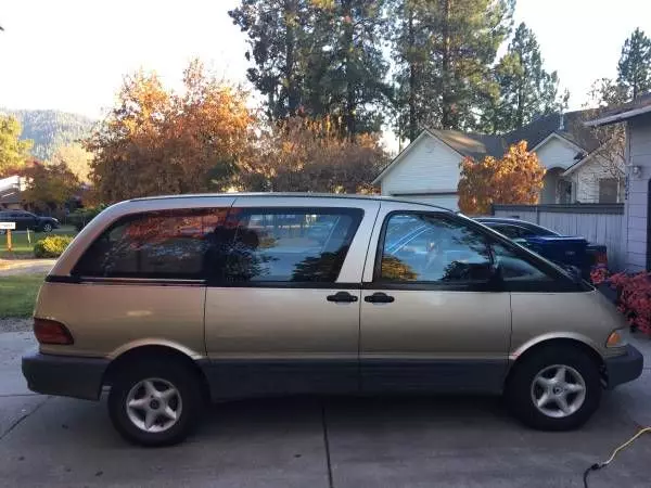 I-Toyota Previa ku-Craigslist