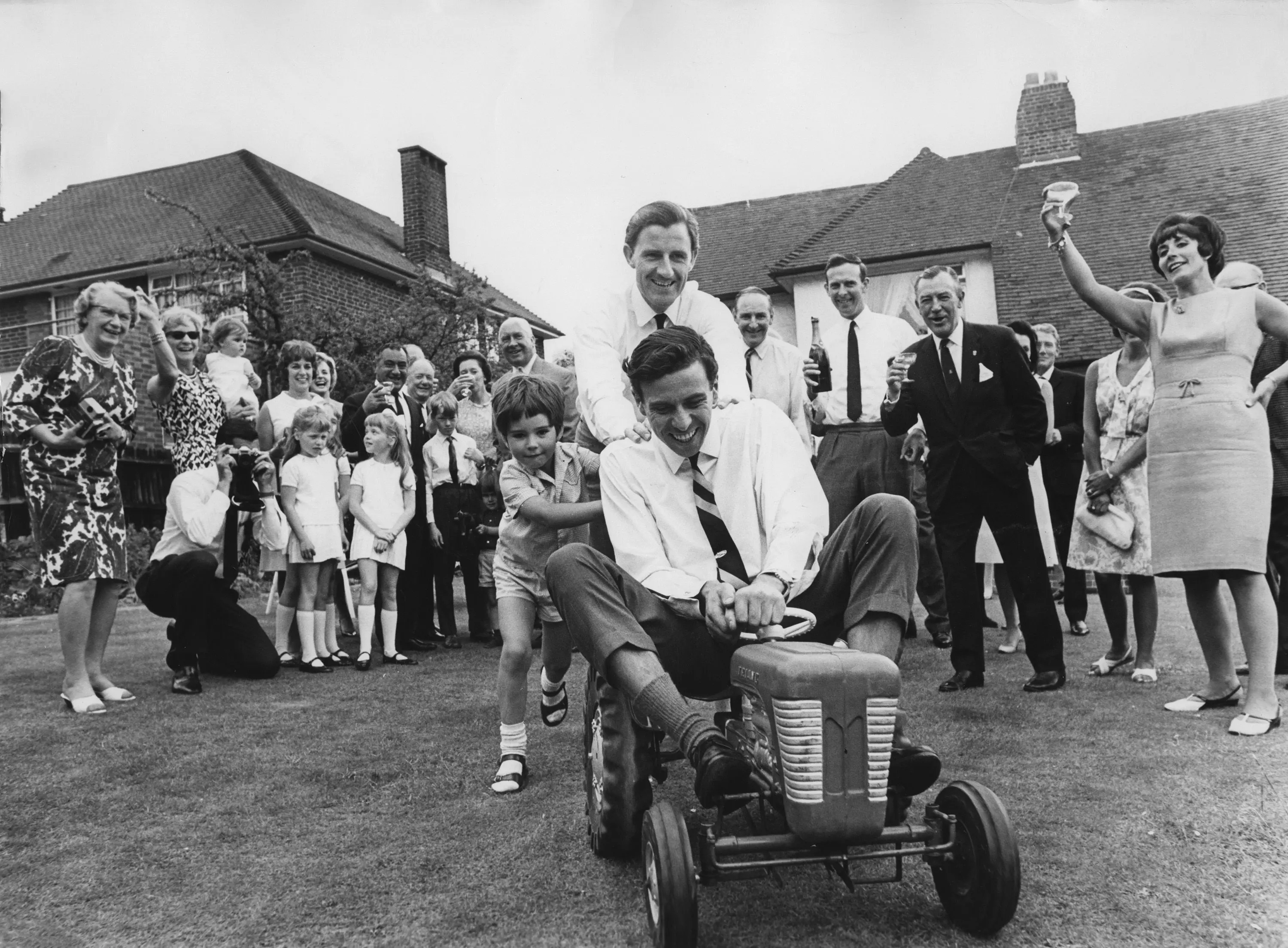 Graham Hill fête sa victoire à Индијанаполис