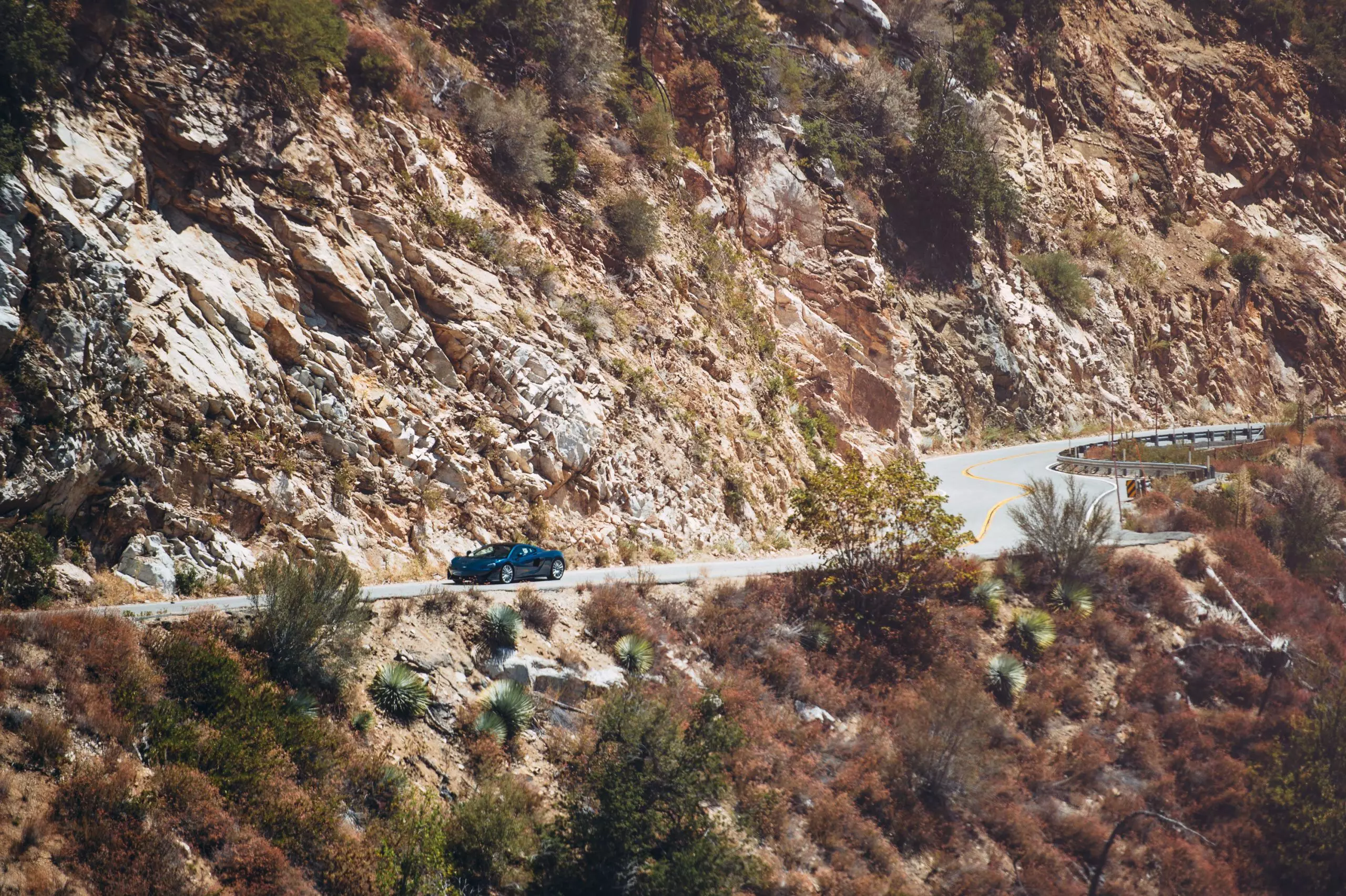 Valley, Slope, Geological phenomenon, Bedrock, Mountain pass, Wadi, Shrubland, Outcrop, Chaparral, Ravine,