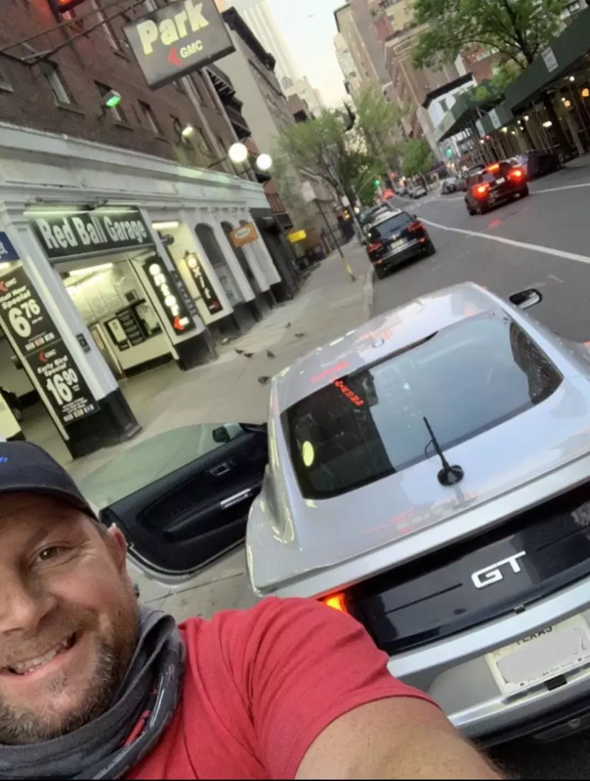 selfie di hadapan kereta yang diletakkan di bandar new york