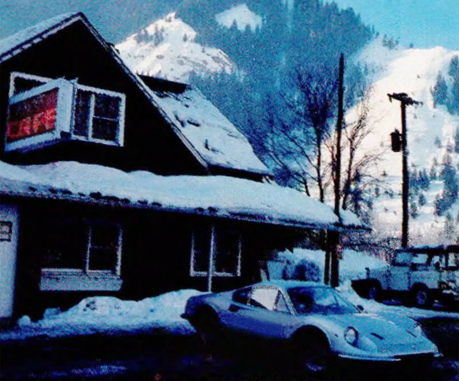 冬、家、街灯、自動車外装、雪、家、屋根、凍結、クラシックカー、コテージ、
