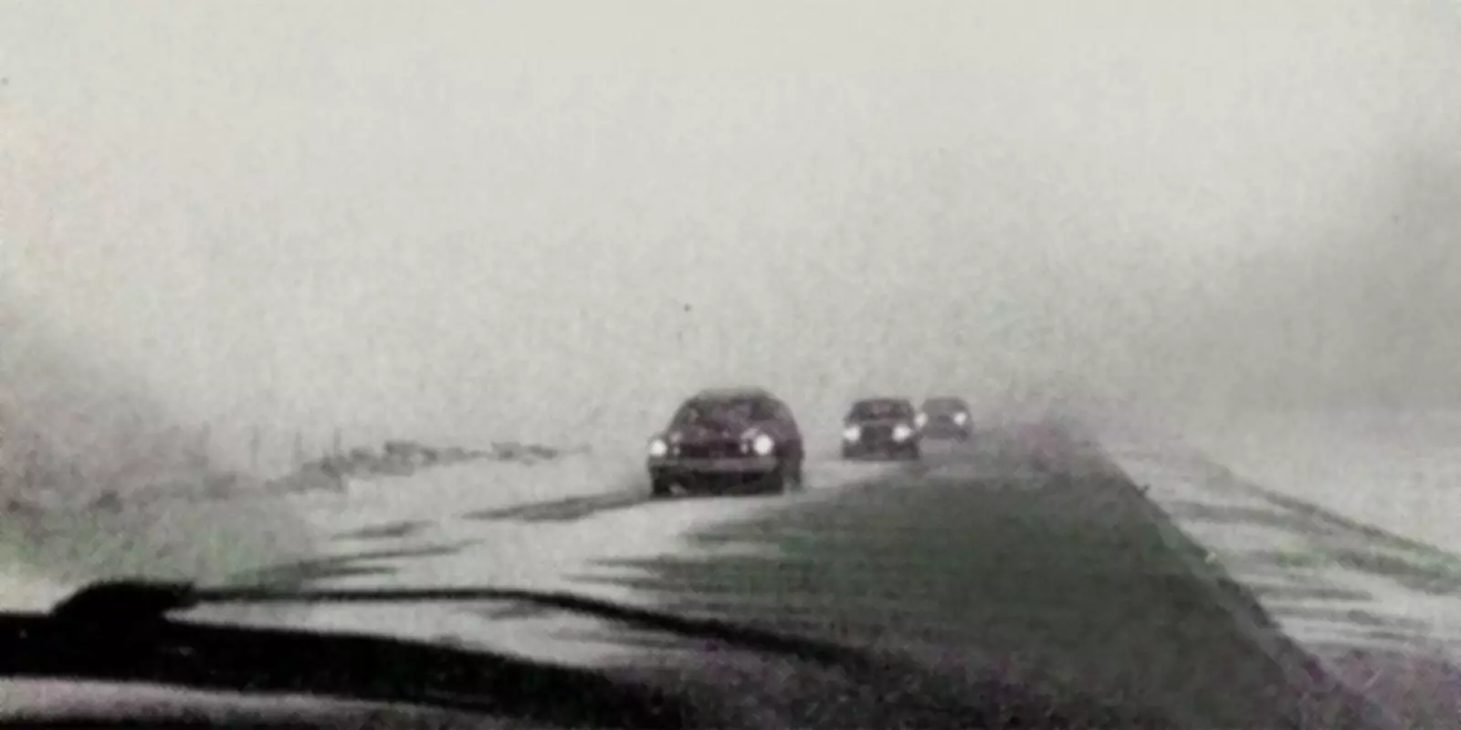 Modo de transporte, Estrada, Deseño automotriz, Infraestrutura, Fenómeno atmosférico, Monocromo, Parabrisas, Fotografía monocromática, Vehículo de luxo, Espello de automóbil,