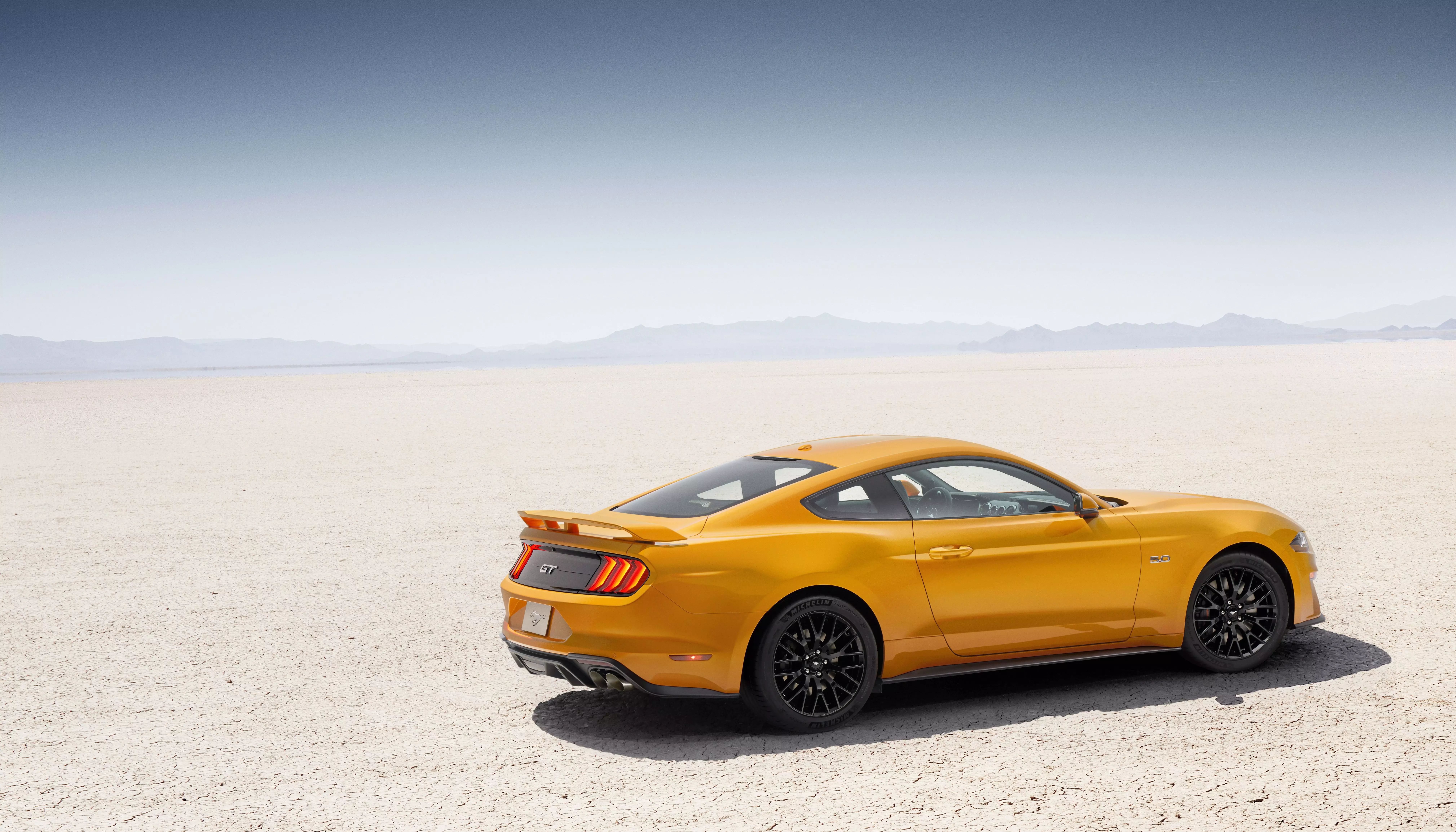 Orange Fury의 성능 패키지가 포함된 2018 Ford Mustang V8 GT