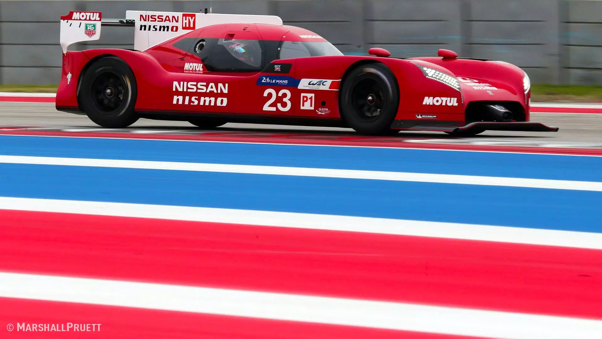 Новий Nissan 2015 GT-R LM NISMO LMP1 на автодромі «Circuit of The Americas» зображений Маршаллом Прютом 17.12.2014 під час зйомок реклами Nissan Super Bowl.