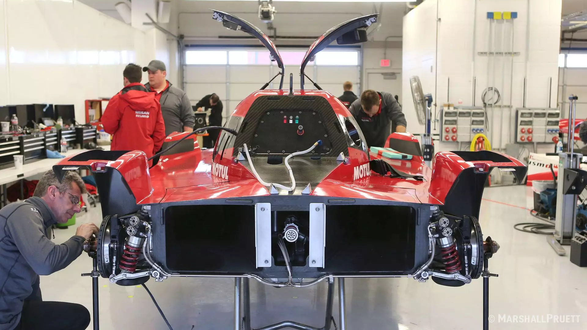 Новий Nissan 2015 GT-R LM NISMO LMP1 на автодромі «Circuit of The Americas» зображений Маршаллом Прютом 17.12.2014 під час зйомок реклами Nissan Super Bowl.