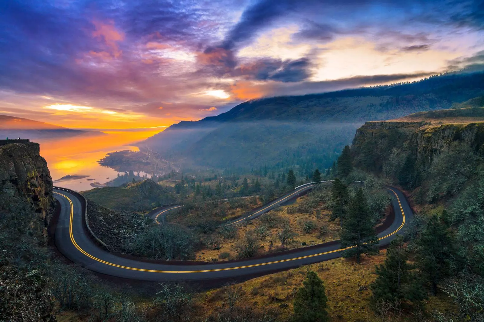 Cielo, Naturaleza, Paisaje natural, Nube, Punto de referencia, Montaña, Formas montañosas, Carretera, Puerto de montaña, Paisaje,