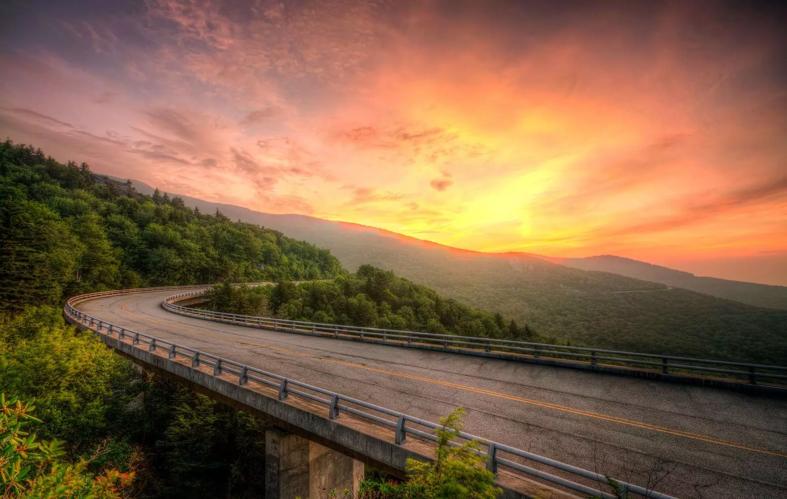 Sky, Chilengedwe, Afterglow, Sunset, Road, Cloud, Bridge, Natural landscape, Morning, Atmospheric phenomenon,