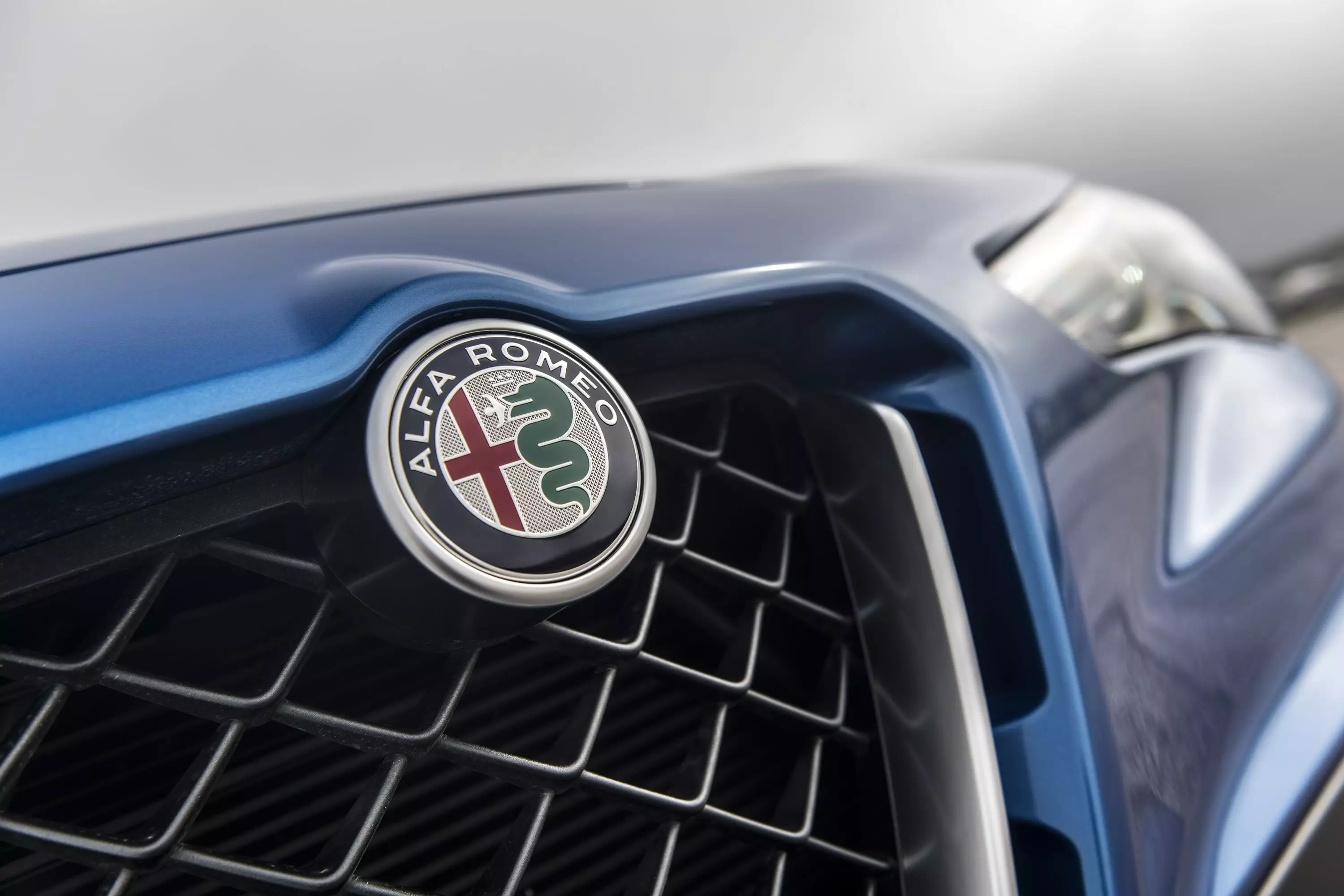 Kopneno vozilo, Vozilo, Automobil, Motorno vozilo, Eksterijer automobila, Rešetka, Alfa romeo, Amblem, Kotač, Logo,