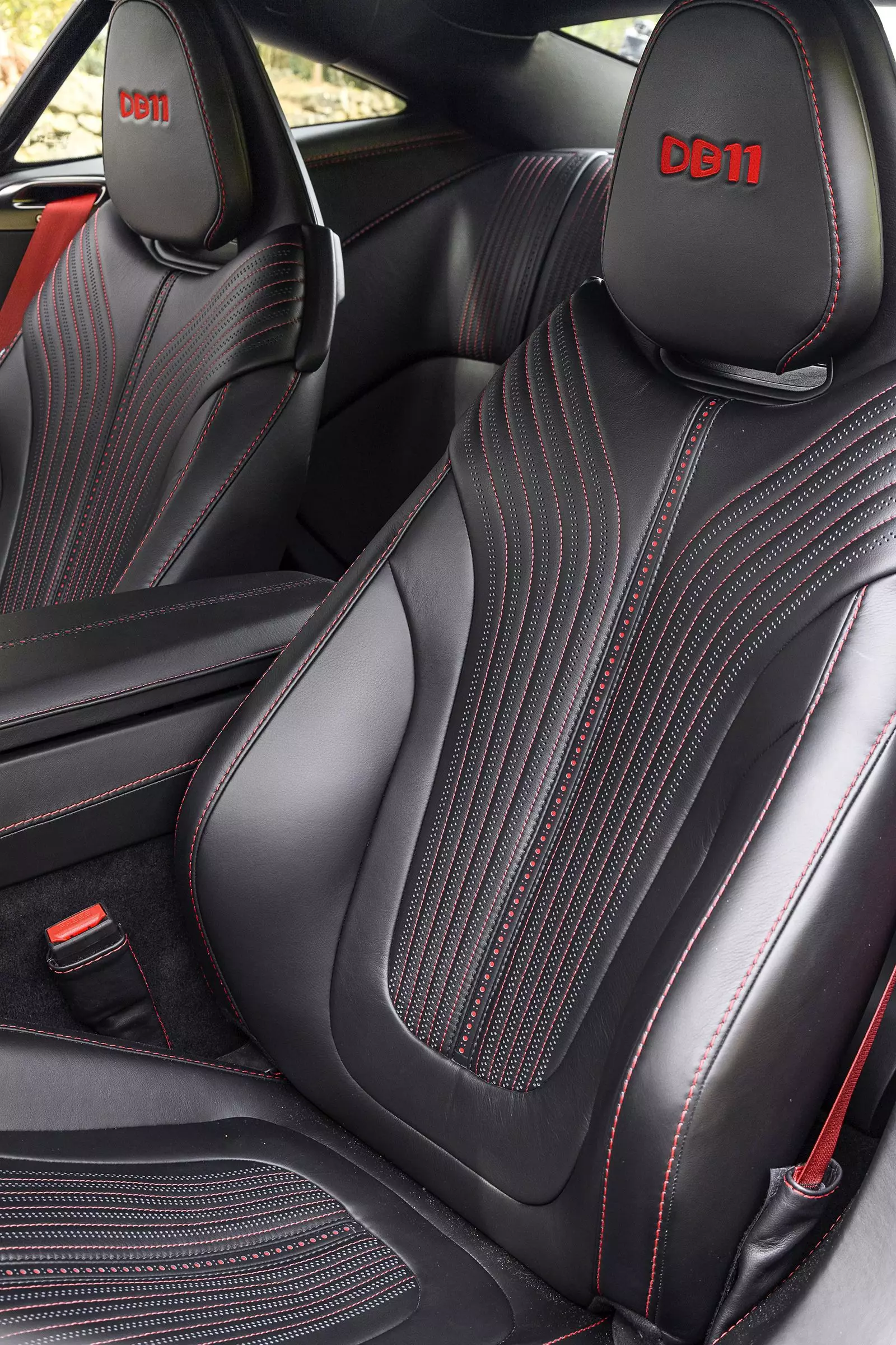 Sasakyan, Car, Car seat cover, Car seat, Family car, Carbon, Plant, Panit, Supercar,