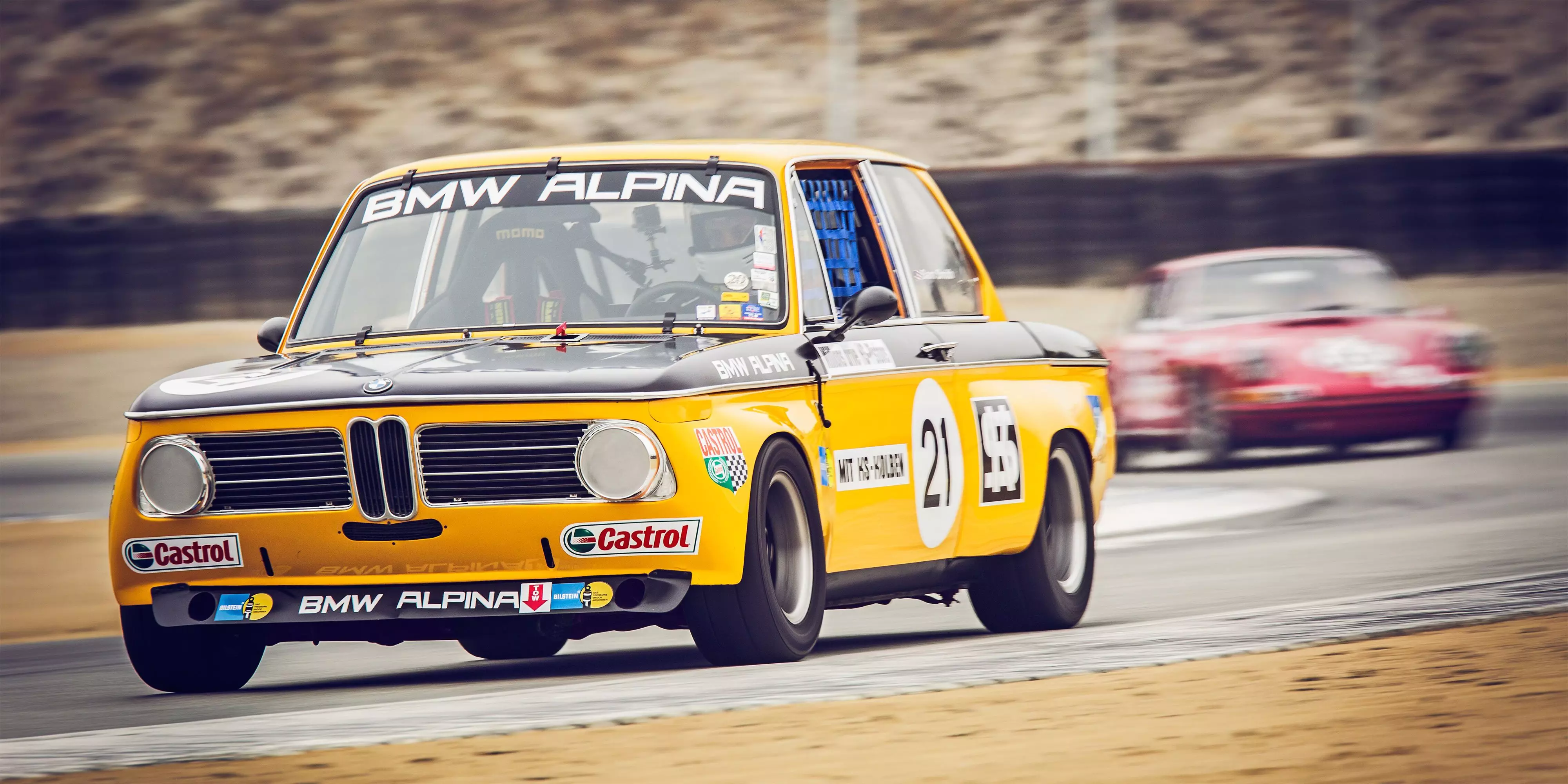 Alpina의 Sam Smith는 Rolex Monterey Motorsports Reunion에서 BMW 2002ti를 준비했습니다.