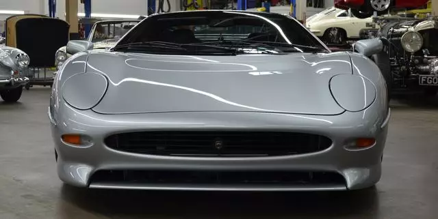 이 로우 마일 재규어 XJ220으로 스타일리시한 시속 212마일을 기록하십시오.